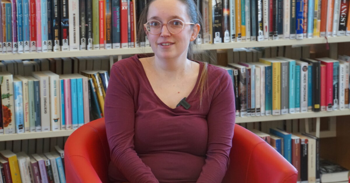 Bieke Breyne werkt in de bibliotheek van Heuvelland - De Westhoek